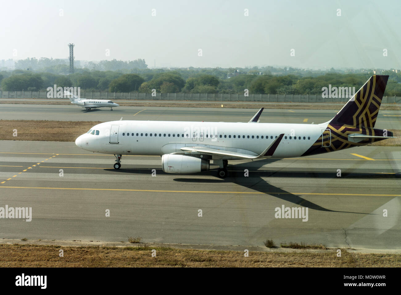 Busy airfield hi-res stock photography and images - Alamy