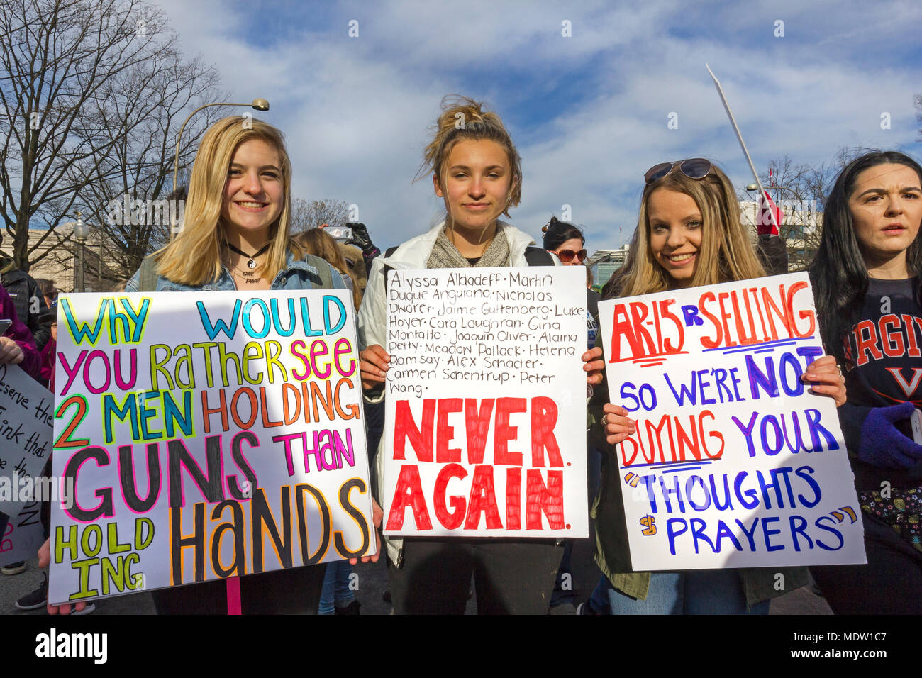 Protesters holding protest signs hi-res stock photography and images ...