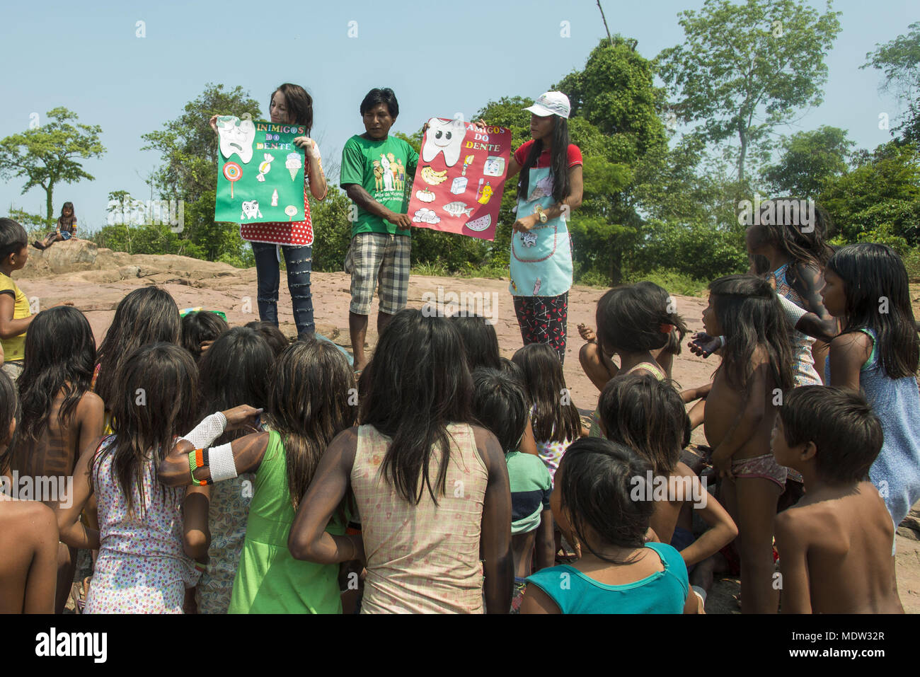 Kayapó children Moikarako Village receive guidance SESAI dentist and ...
