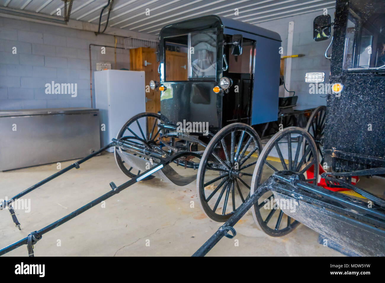 Amish buggy parked farm hi-res stock photography and images - Alamy
