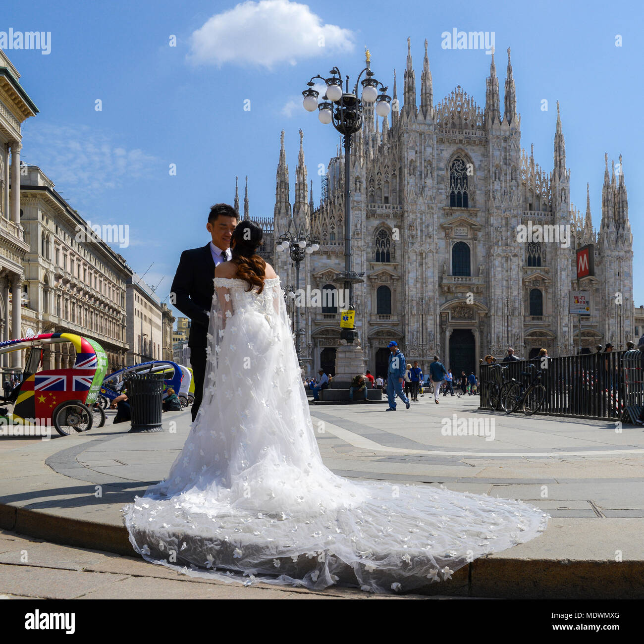 Wedding couple posing for pictures hi-res stock photography and images ...