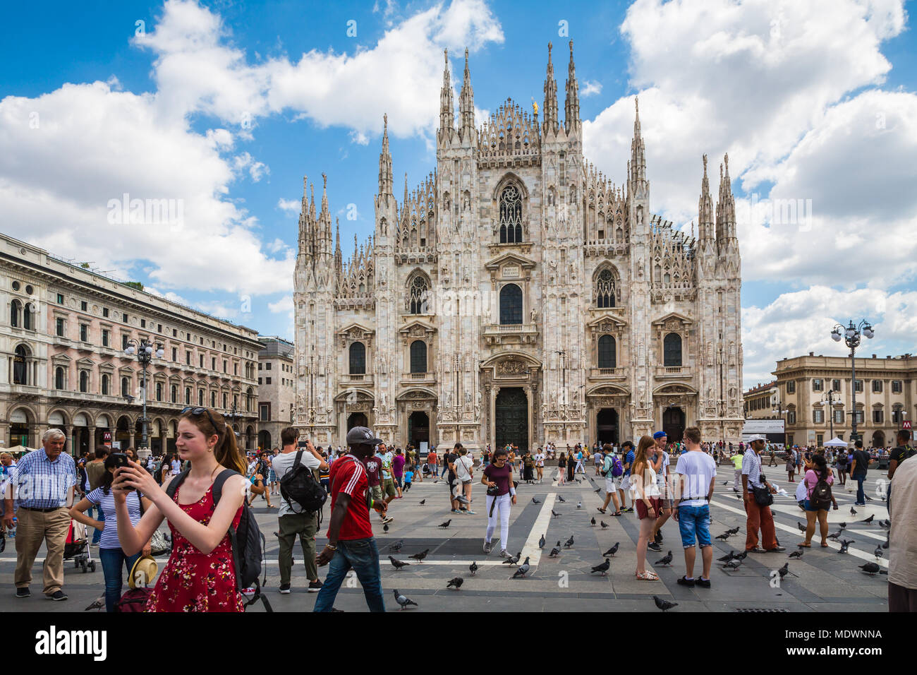 Cathedral square tourists milano hi-res stock photography and images ...