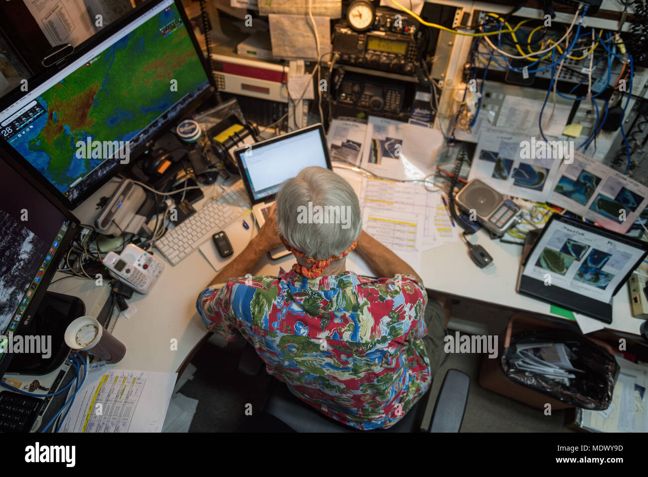 Relaying messages hi-res stock photography and images - Alamy Relaying messages hi-res stock photography and images - Alamy