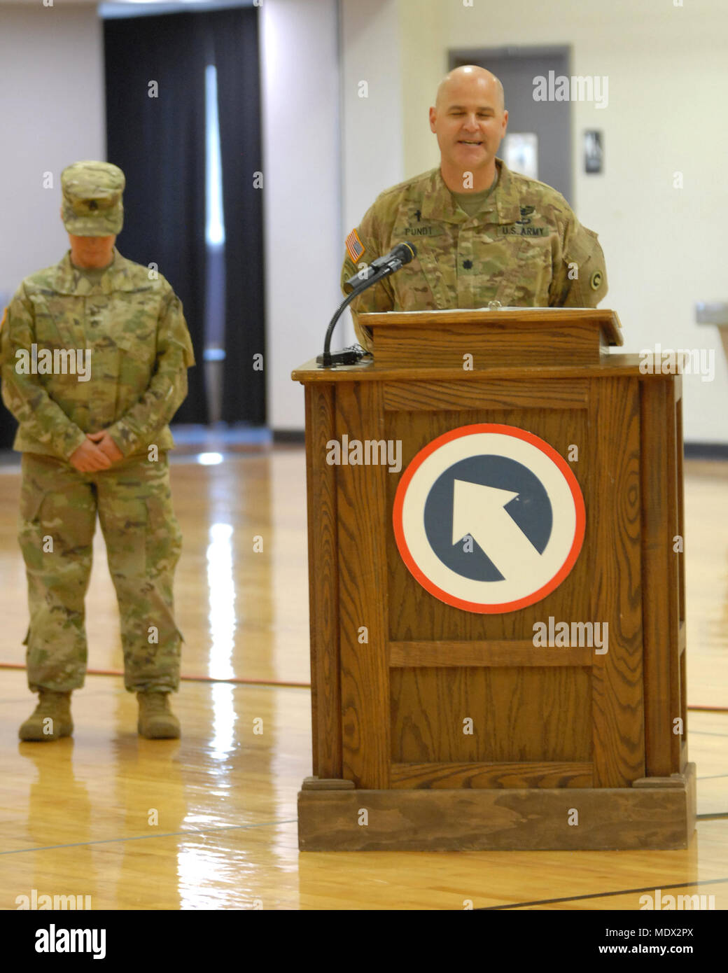 FORT KNOX, Ky - Lt. Col Allen (Larry) Pundt prays during a redeployment ...