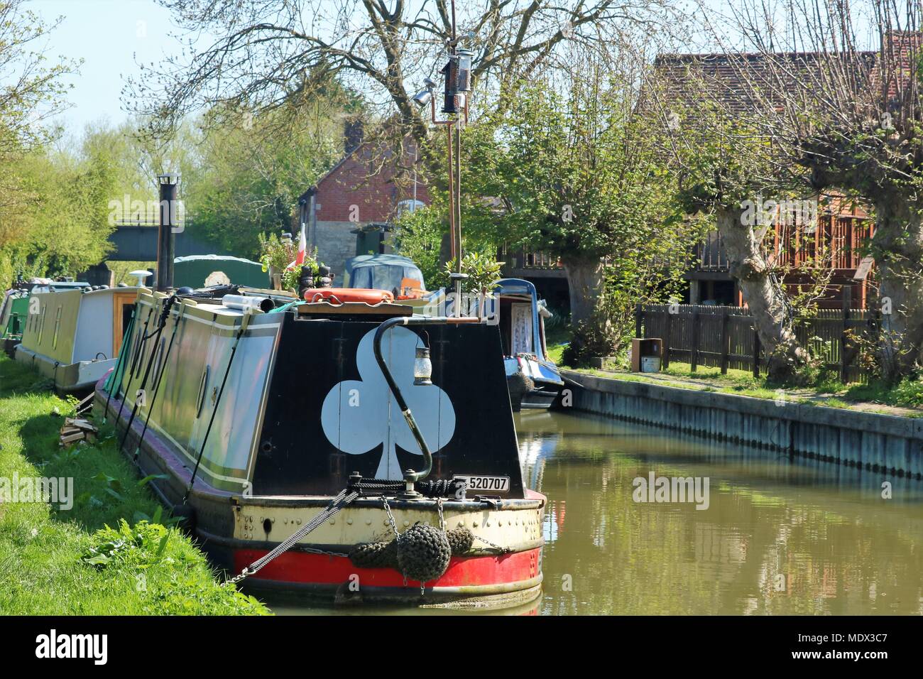 Canal boats / barges at stretch of canal at Enslow Wharf, Bletchingdon ...