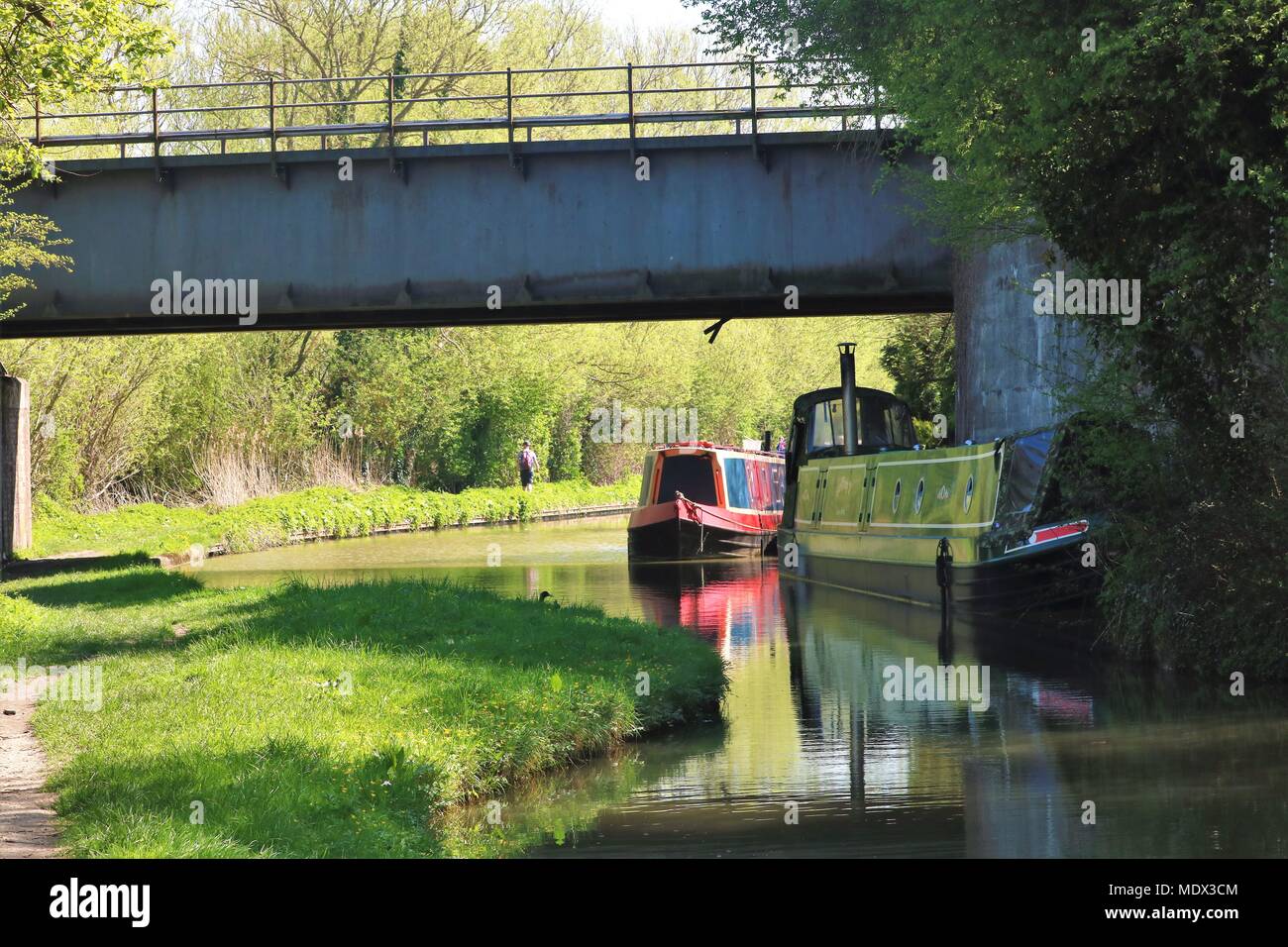 Canal boats / barges at stretch of canal at Enslow Wharf, Bletchingdon ...