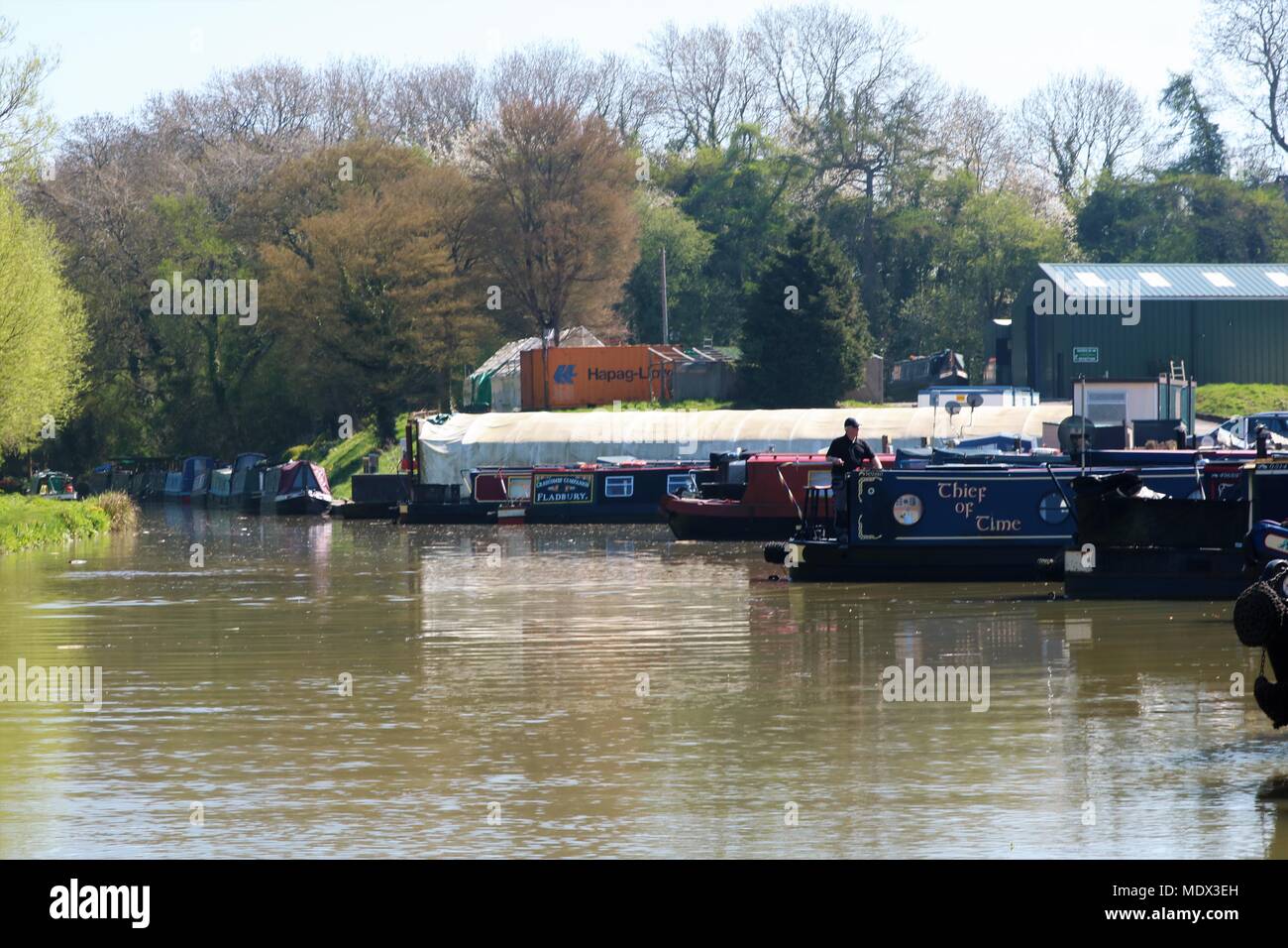Canal boats / barges at stretch of canal at Enslow Wharf, Bletchingdon ...