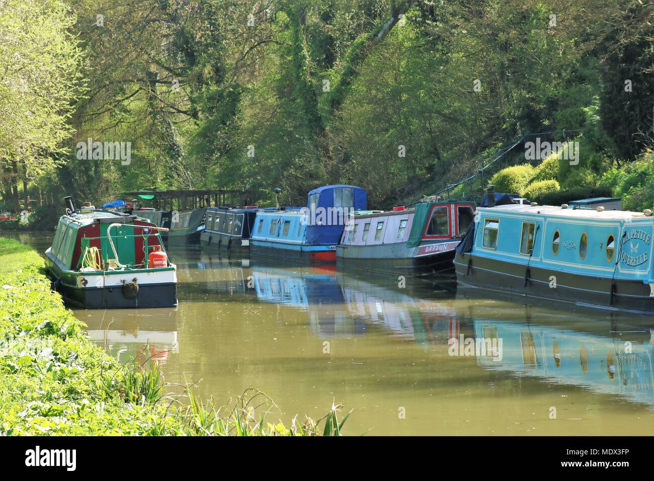 Canal boats / barges at stretch of canal at Enslow Wharf, Bletchingdon ...