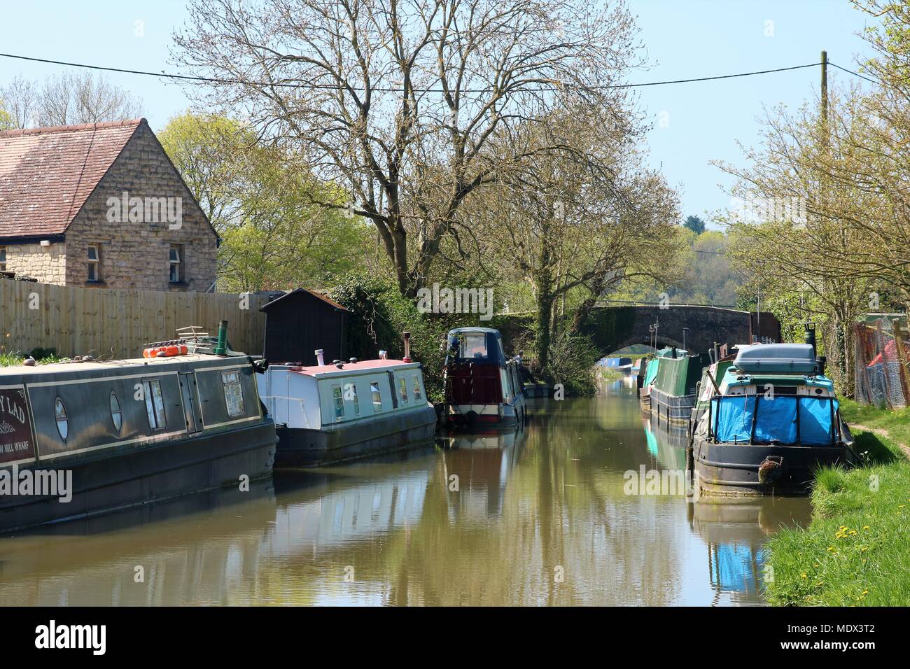Canal boats / barges at stretch of canal at Enslow Wharf, Bletchingdon ...