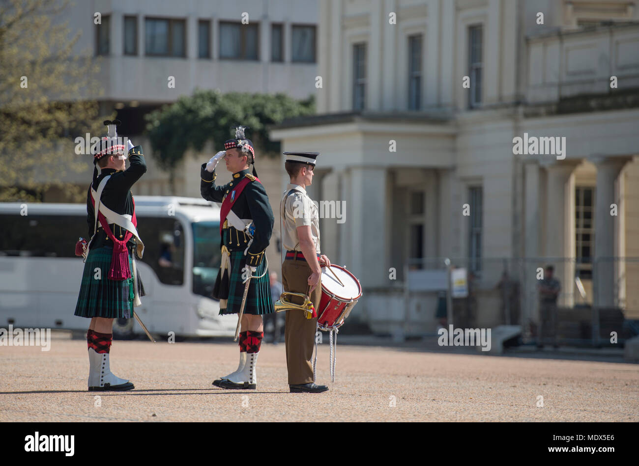 Wellington Barracks, London, UK. 20 April, 2018. Kilted soldiers assist ...