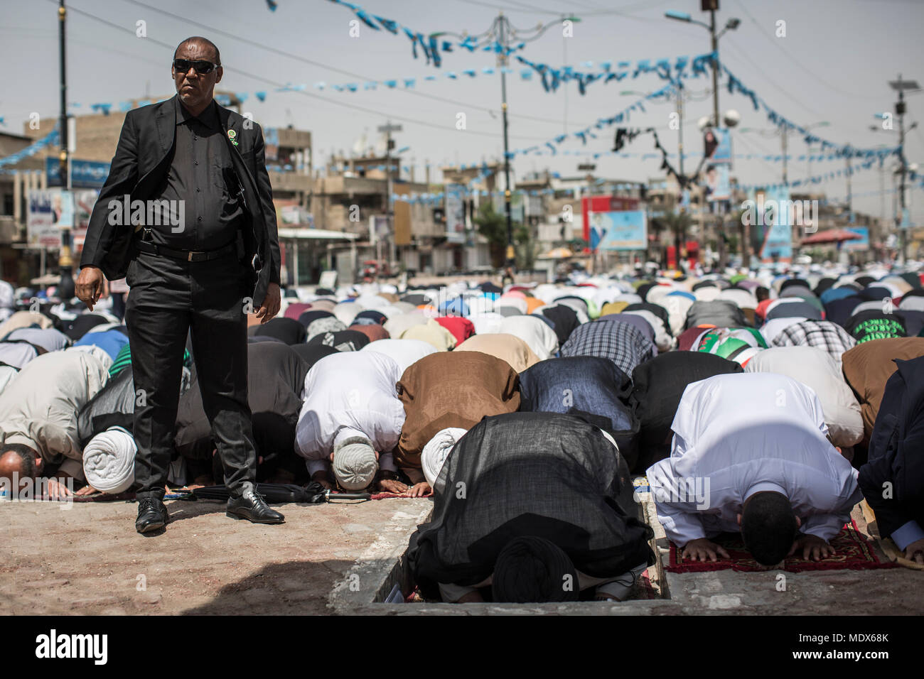 Baghdad, Iraq. 20th Apr, 2018. An armed man stands guard next to an ...