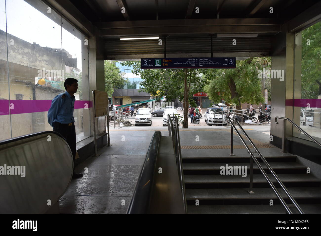 New Delhi, India. 20th April, 2018. A view of the street outside the ...