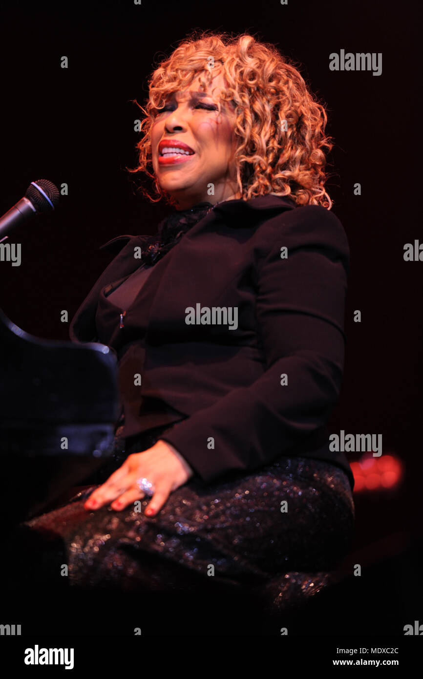 HOLLYWOOD, FL - MARCH 01: Roberta Flack performs at Hard Rock Live! in ...