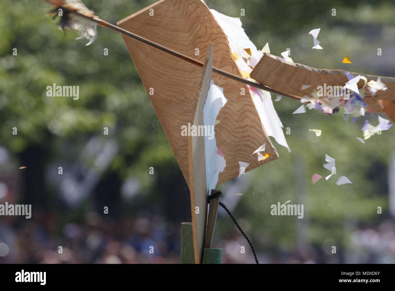 Arrows in target board hi-res stock photography and images - Alamy