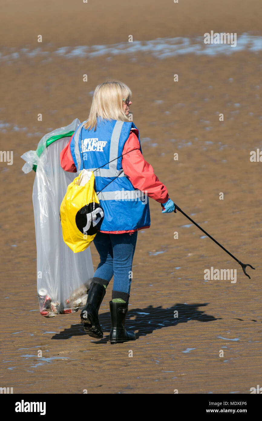 Blackpool, UK. 21st April 2018. Sunny start to the day on the Fylde ...