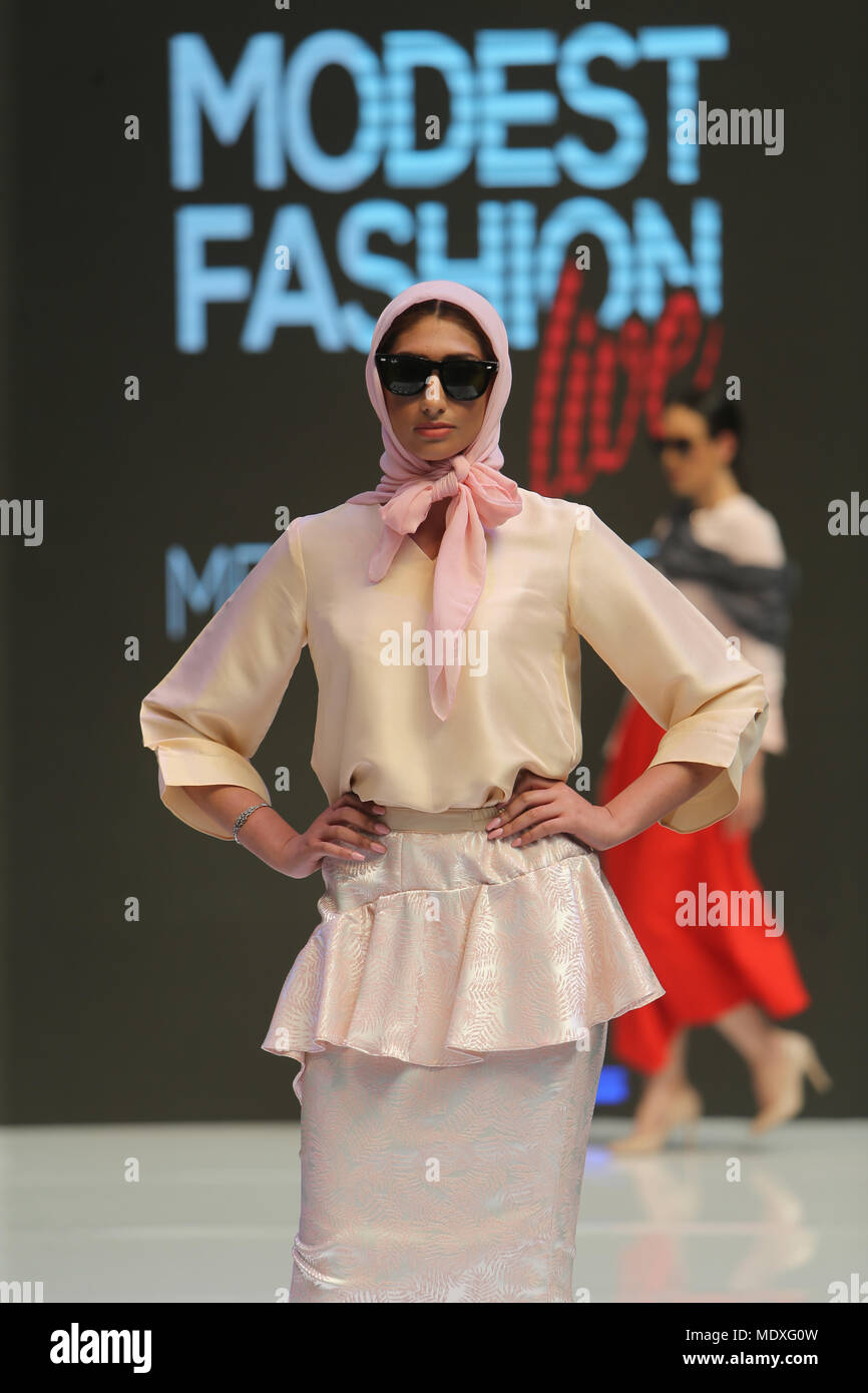 Modest fashion models hi-res stock photography and images - Alamy
