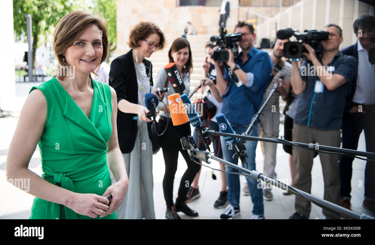 Simone lange hi-res stock photography and images - Alamy