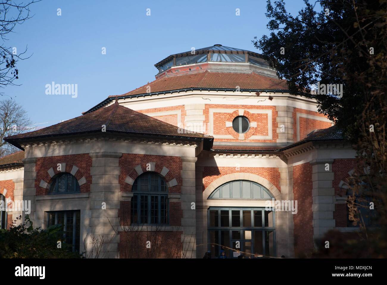 Paris, garden des Plantes, menagerie, rotunda Stock Photo - Alamy