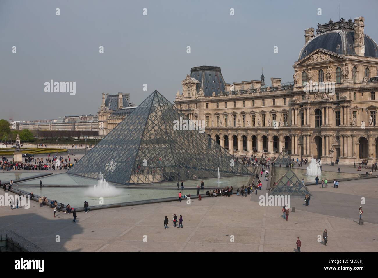 Paris, musée du Louvre, Denon wing, view over the Place de la Pyramide ...