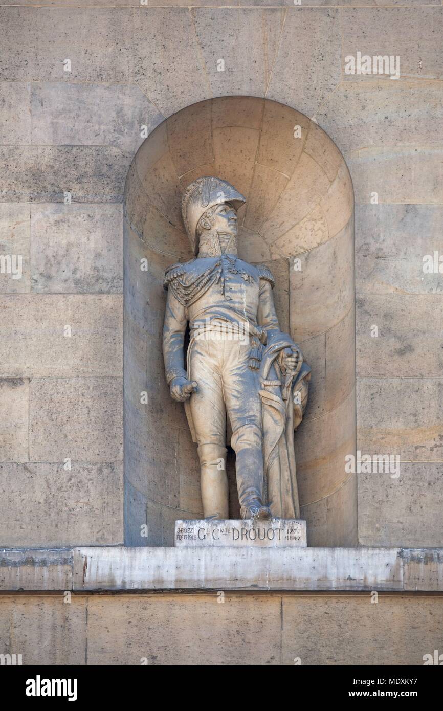 Paris, Rue de Rivoli, Musée du Louvre, facade Rivoli, statue of the ...