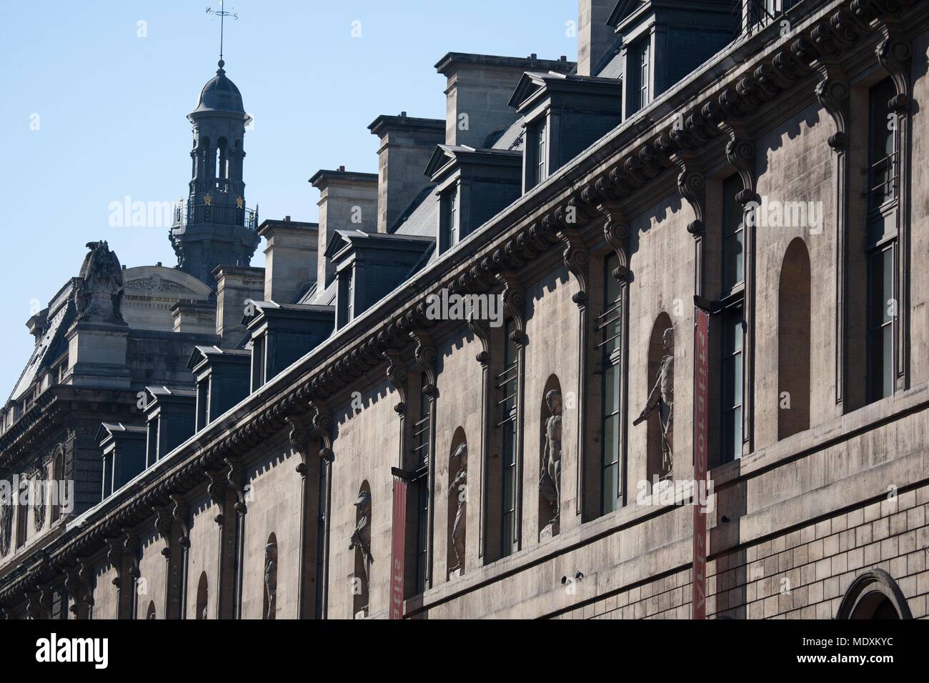 Paris, Rue de Rivoli, Musée du Louvre, facade Rivoli, statue of the ...