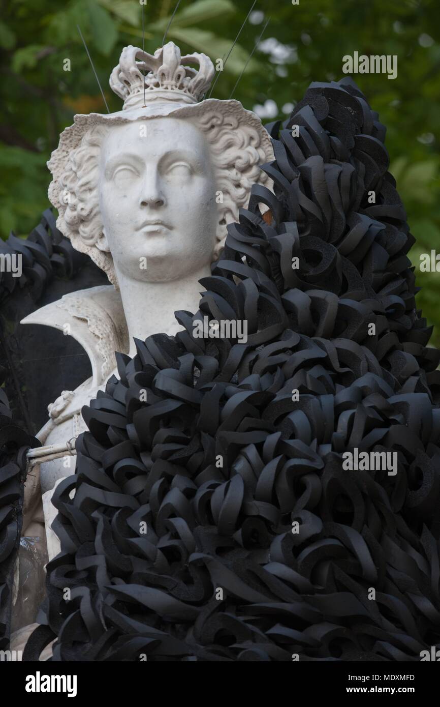 Paris, Jardin du Luxembourg, statue of Marie Stuart, clothes by Gerald ...