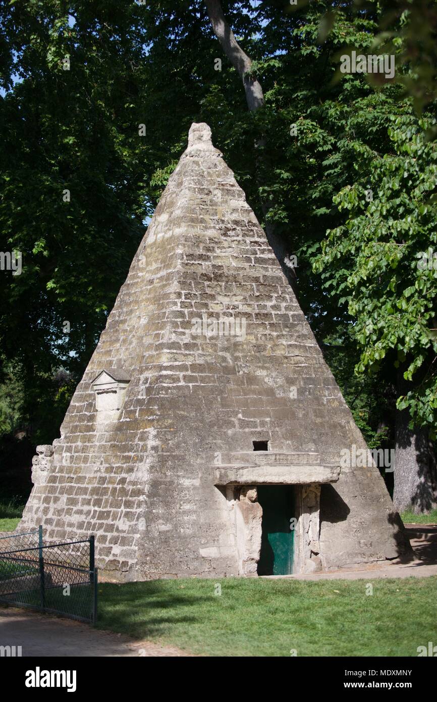 Paris, Parc Monceau, pyramid, folly, egyptomania Stock Photo - Alamy
