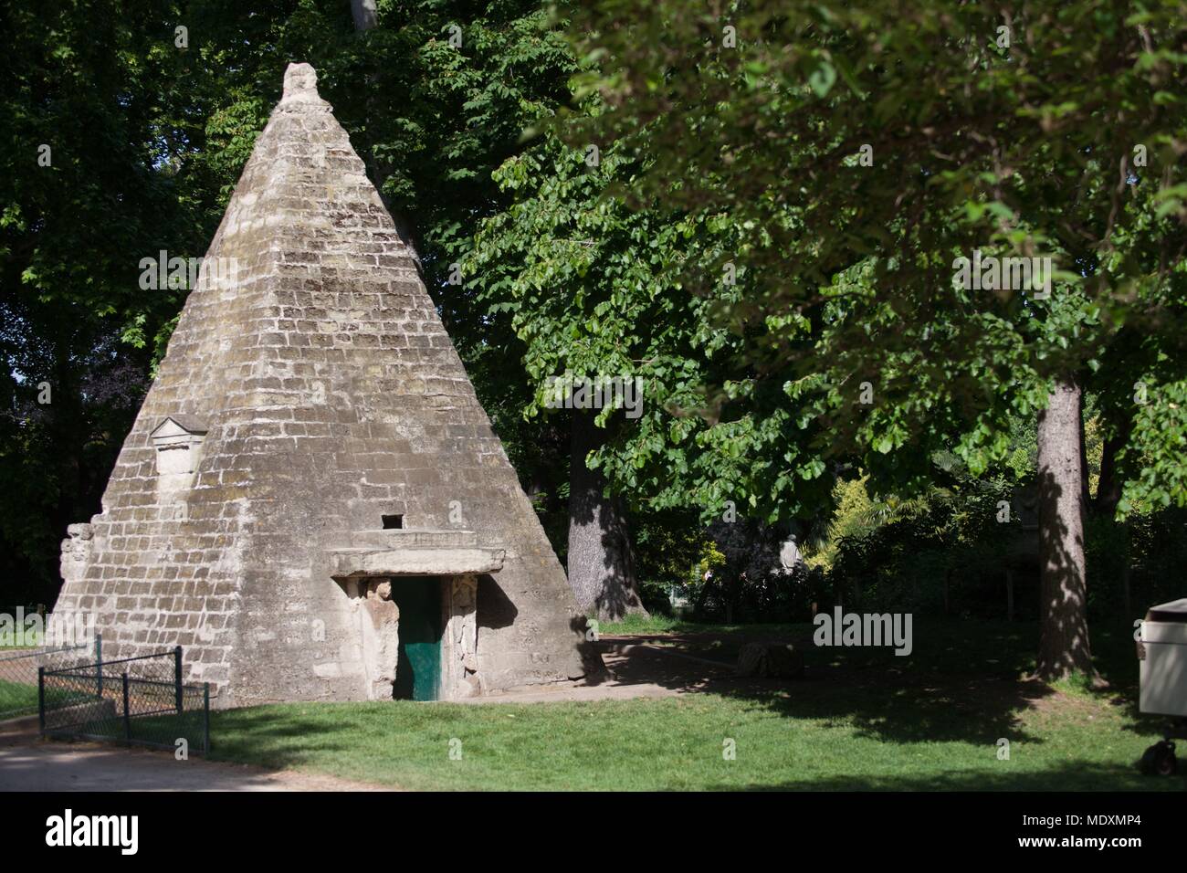 Parc monceau pyramid hi-res stock photography and images - Alamy