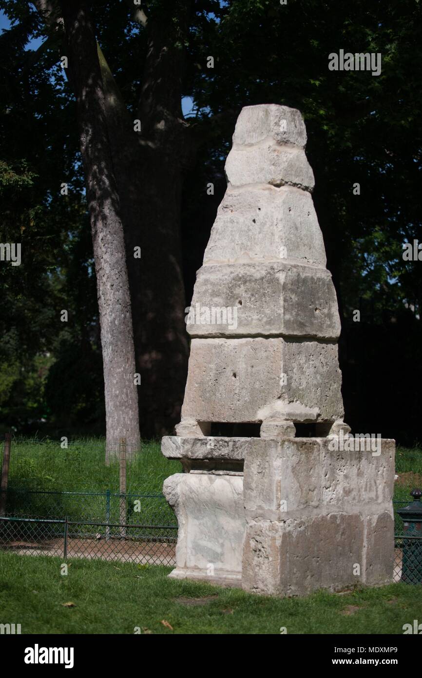 Parc monceau pyramid hi-res stock photography and images - Alamy