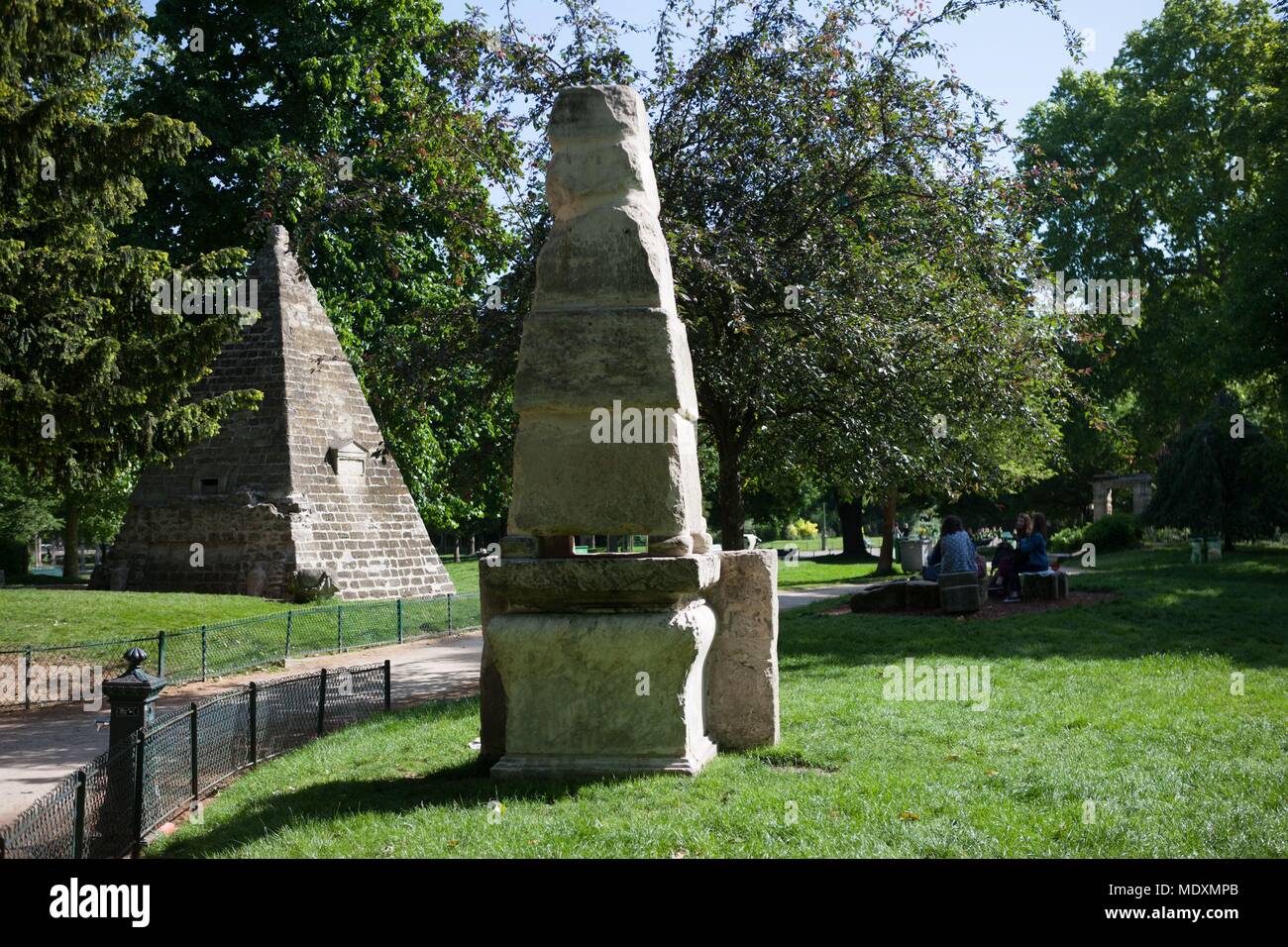 Paris, Parc Monceau, pyramid, folly, egyptomania Stock Photo - Alamy
