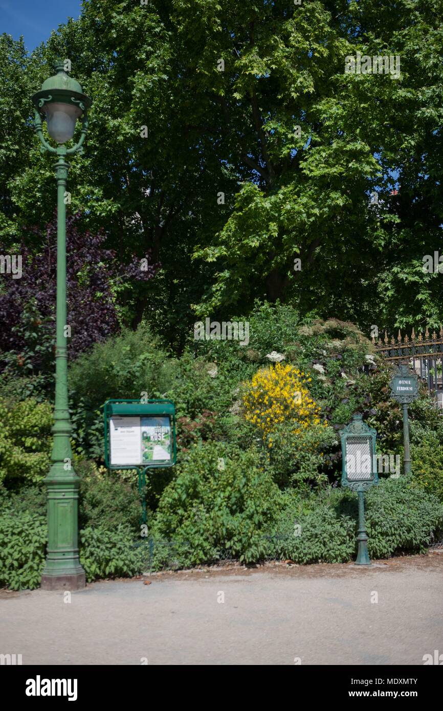 Paris, Parc Monceau, signs and street lamp Stock Photo - Alamy