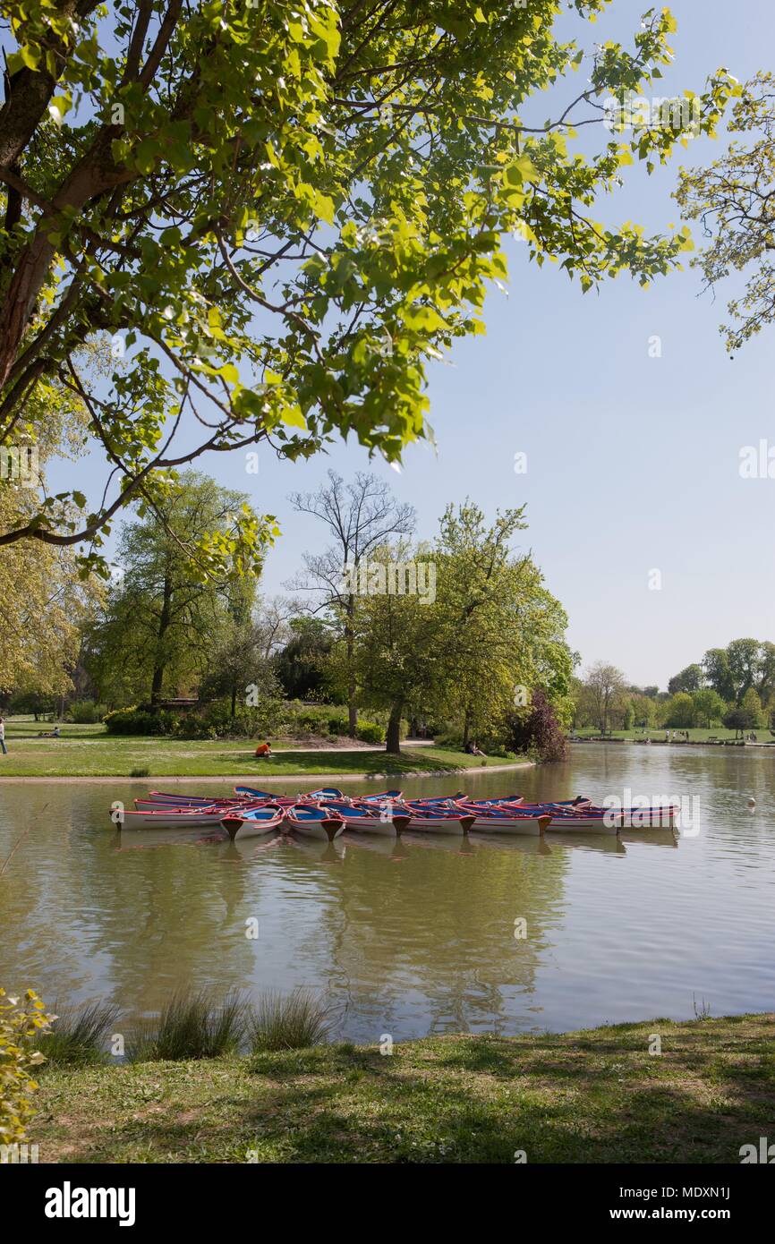 Paris, Bois de Vincennes, Lac Daumesnil, barges, canoeing Stock Photo - Alamy