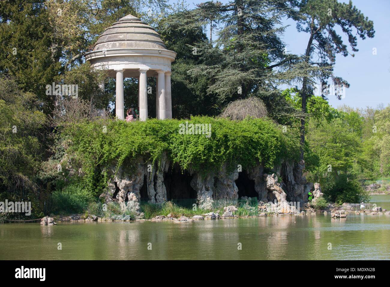 Paris, Bois de Vincennes, Lac Daumesnil, temple, folly Stock Photo - Alamy