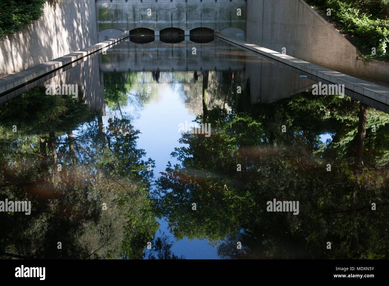 Paris, Parc de Bercy, pond with patio Stock Photo - Alamy