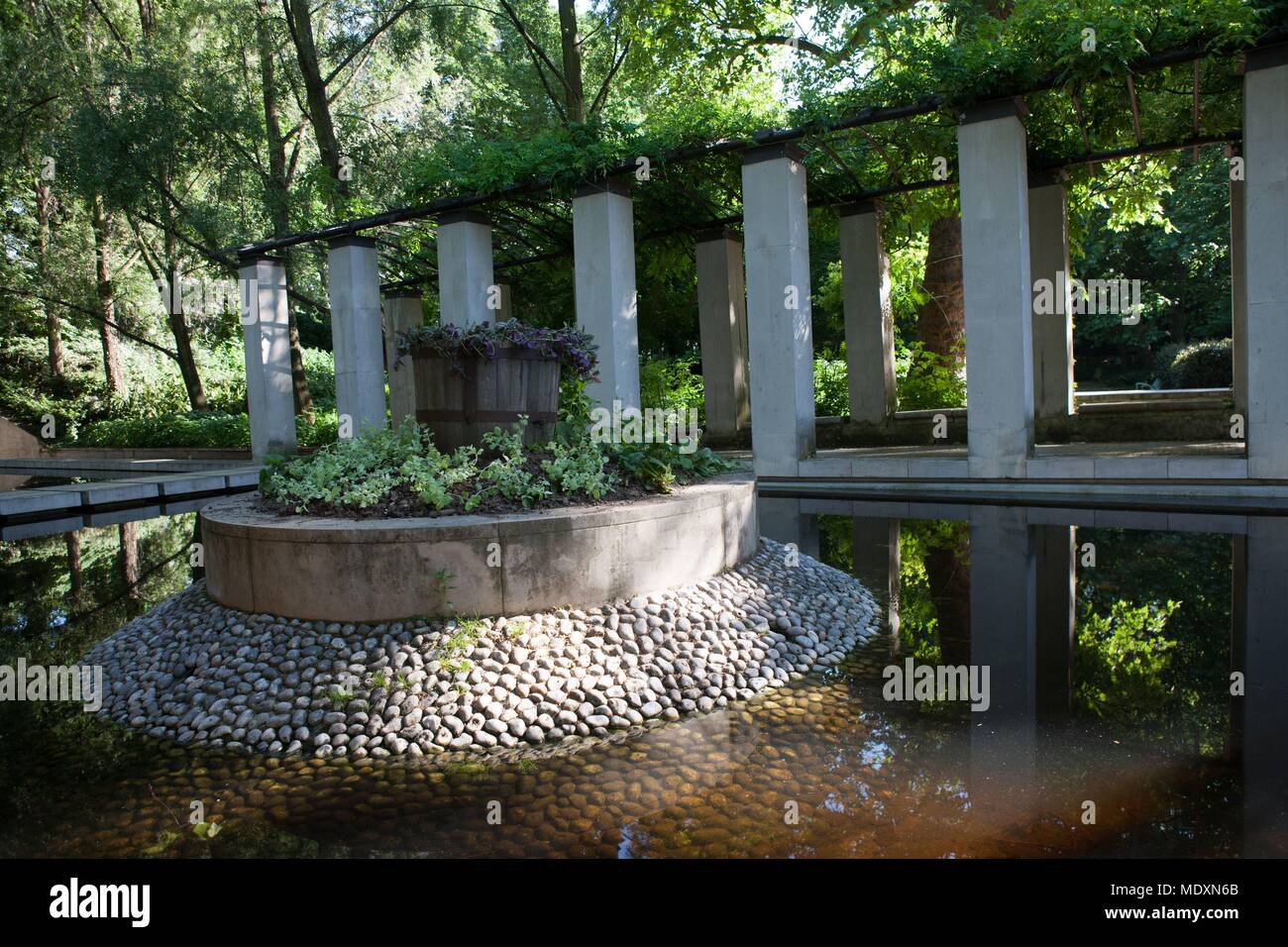 Paris, Parc de Bercy, pond with patio Stock Photo - Alamy