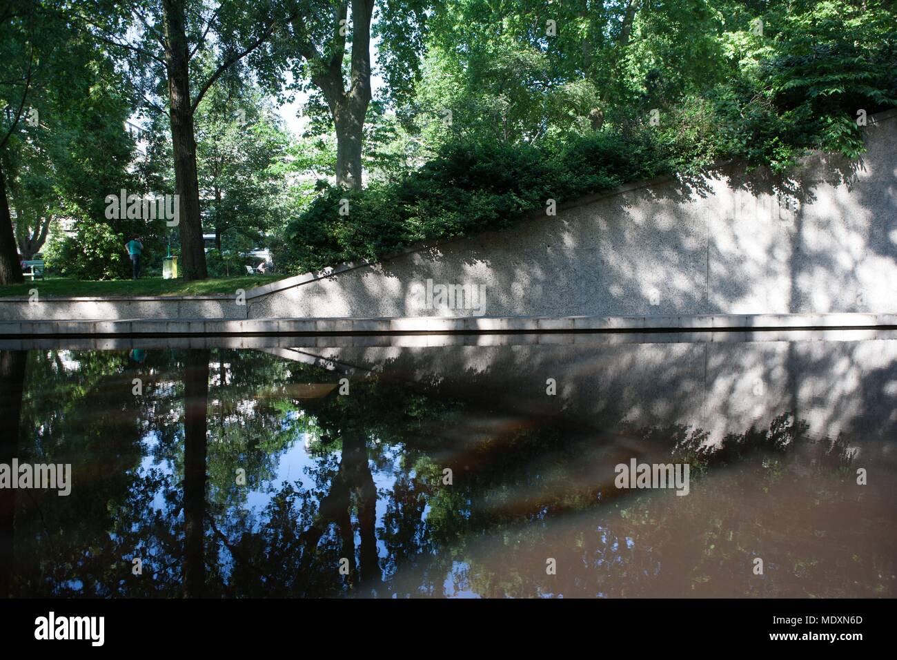Paris, Parc de Bercy, pond with patio Stock Photo - Alamy
