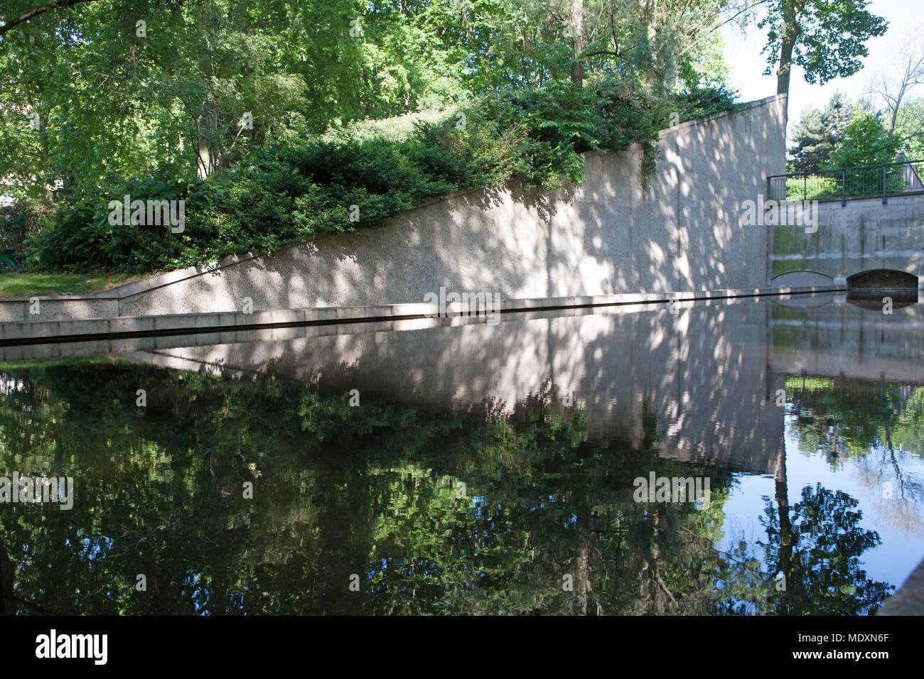 Paris, Parc de Bercy, pond with patio Stock Photo - Alamy