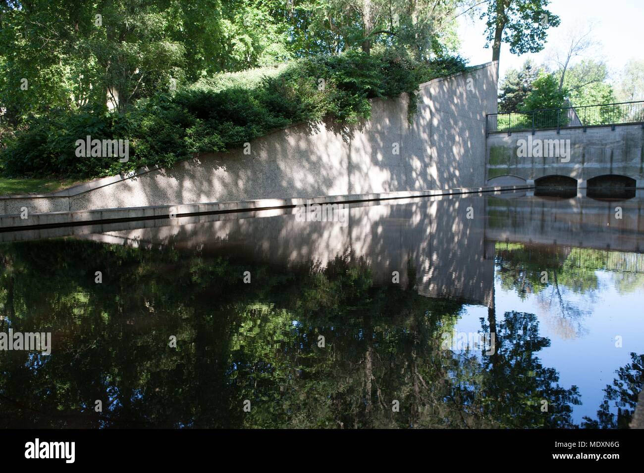 Paris, Parc de Bercy, pond with patio Stock Photo - Alamy