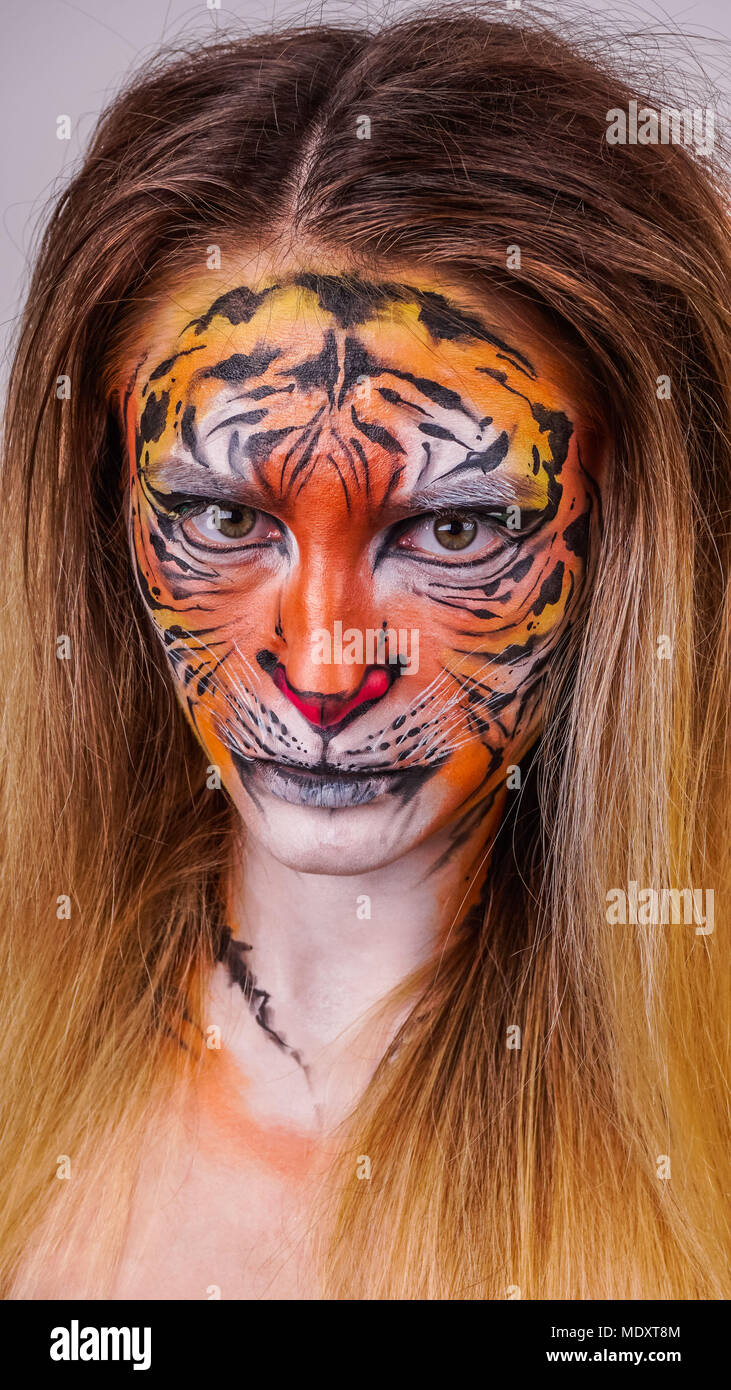 Body painted as a tiger hi-res stock photography and images - Alamy