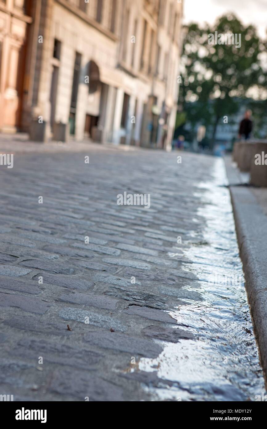 Paris, Latin Quarter, rue Saint Julien le Pauvre, cobbled street ...
