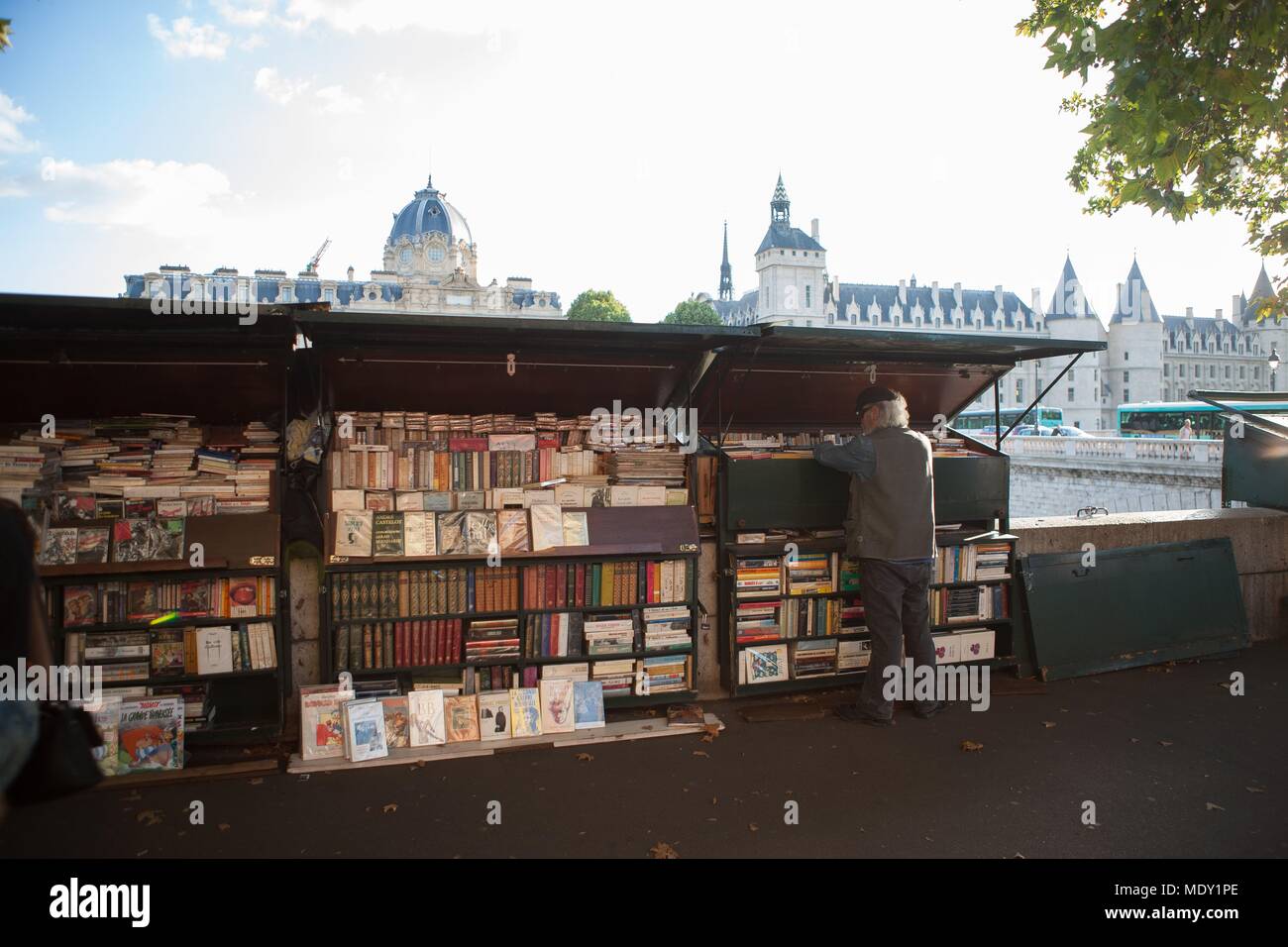 Paris, Quai de Gesvres, second hand book seller Stock Photo - Alamy