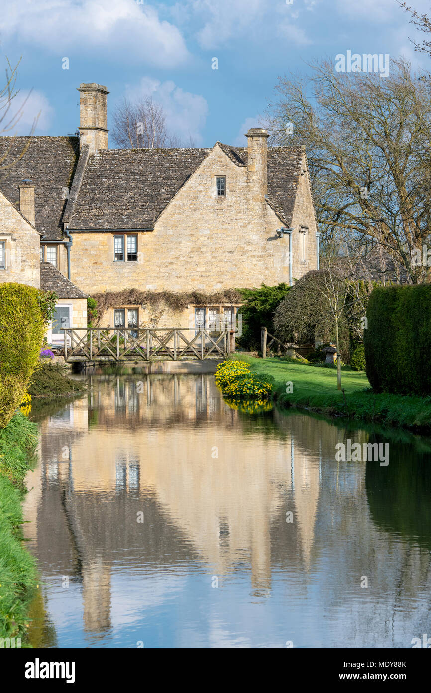 Blue sky river windrush english village hi-res stock photography and ...