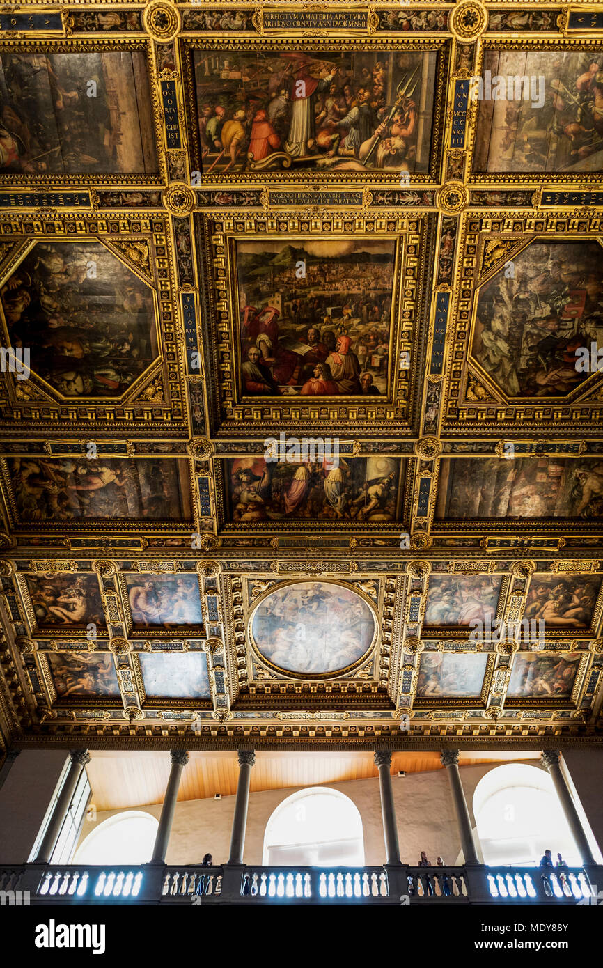 Ornate gold ceiling hi-res stock photography and images - Alamy