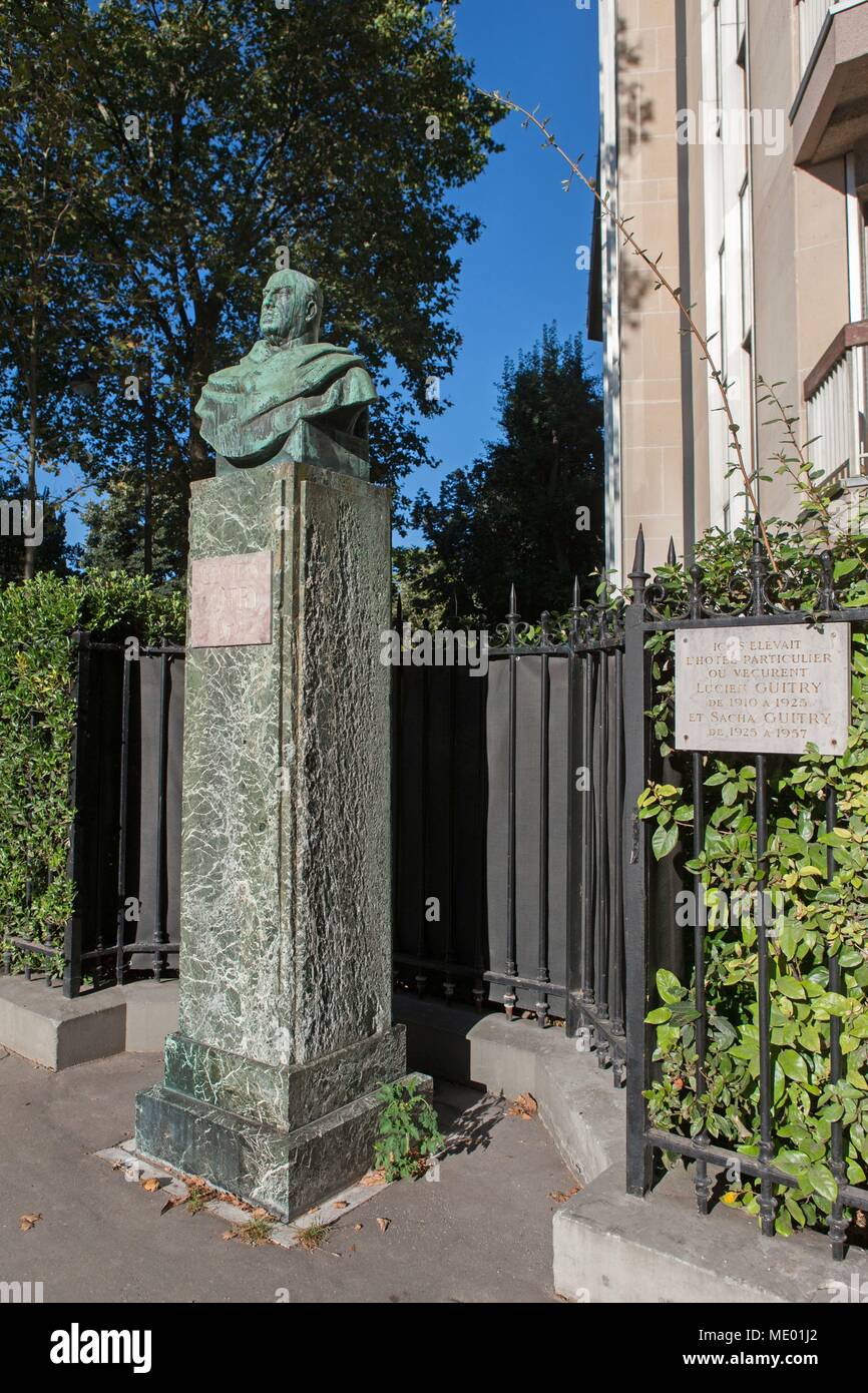 Paris, 7th arrondissement, 18 avenue Elysée-Reclus, statue of Lucien ...