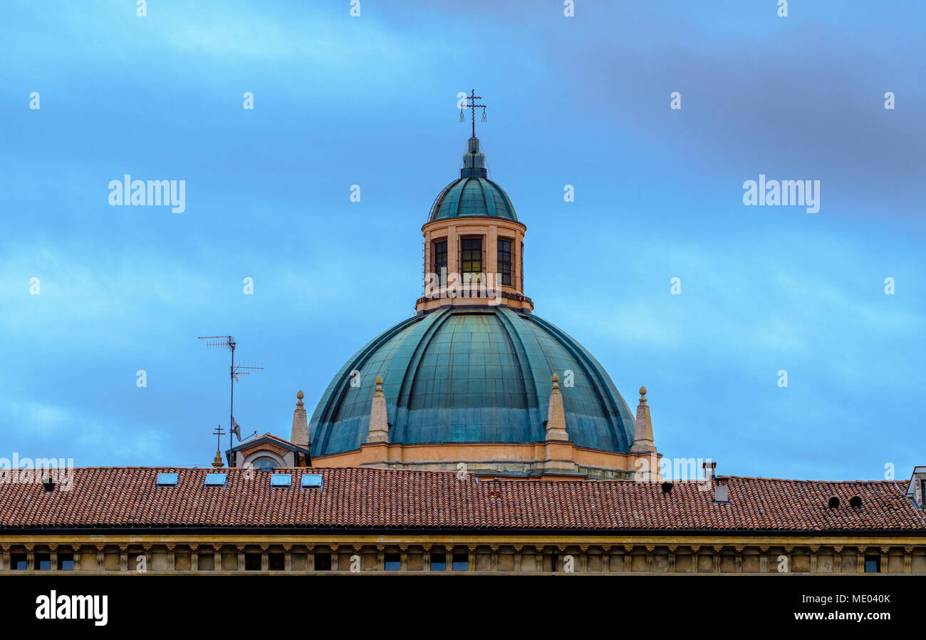 The roof of the Palazzo dei Banchi seen above buildings in the Piazza ...