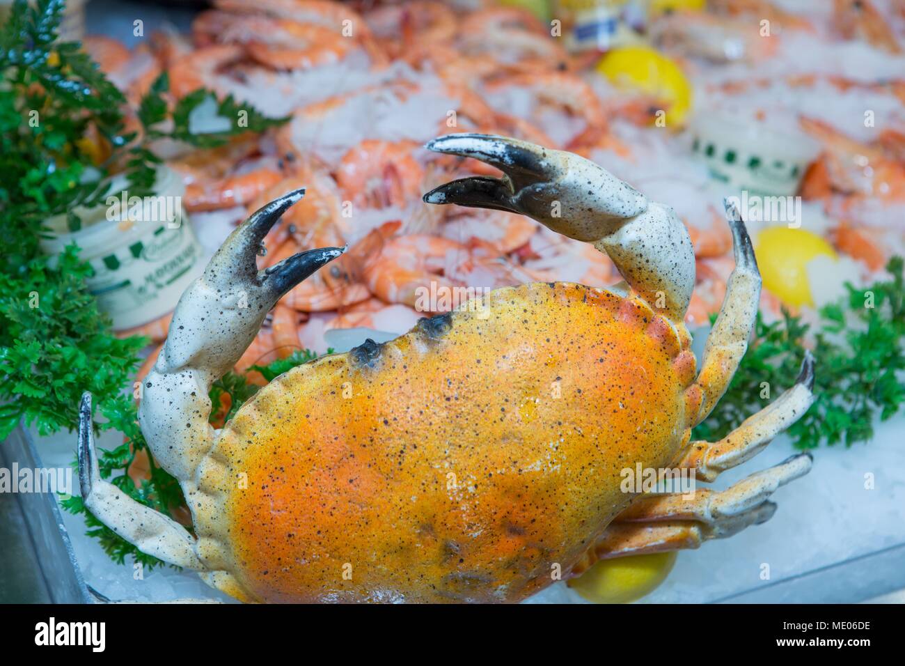 Paris, shops food, fish shop, seafood, fish, edible crab, prawns Stock ...