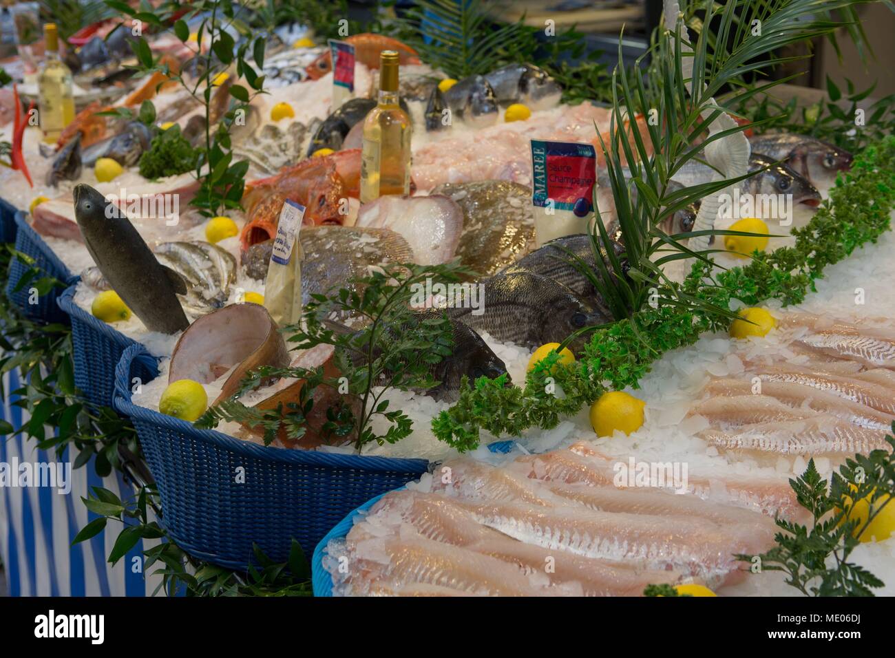 Paris, shops food, fish shop, seafood, fish Stock Photo - Alamy