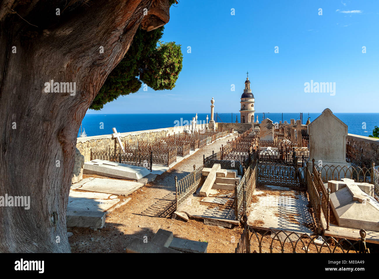 Old graves at cemetery hi-res stock photography and images - Alamy