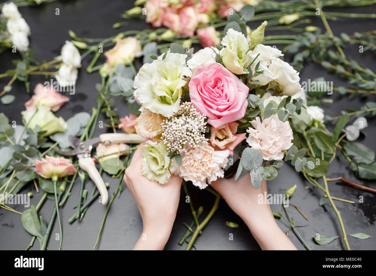 Master class on making bouquets. Spring bouquet. Learning flower ...