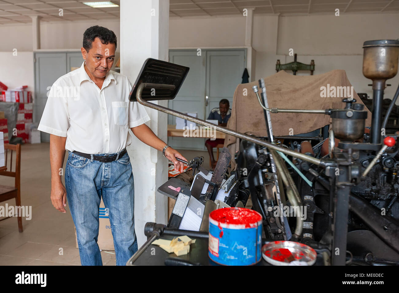 Machine operator factory historical hi-res stock photography and images ...